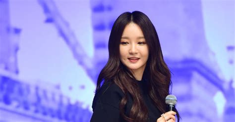 사진 초미니 패션 다비치 강민경의자가 너무 낮아요