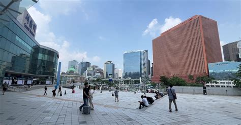 집 밖의 거리 건물 건축 걷고 있는 걷고 있는 사람 고층 고층 건물 공공 장소 광장 군중 금융지구 기업