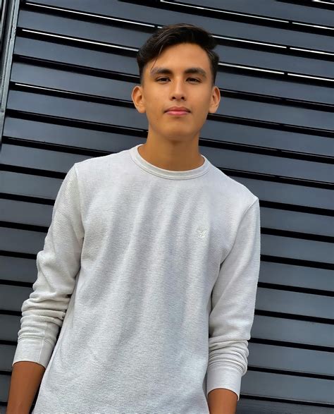 무료 이미지 스웨트 셔츠 남성 사람 남자 자세 초상화 비탄 어린 사진들 머리 어깨 오르간 드레스 셔츠 목 저지 소매 거리 패션 회색 칼라