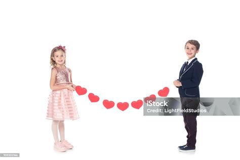 붉은 마음을 카메라 흰색 절연 미소 사랑 스러운 행복 한 아이 2명에 대한 스톡 사진 및 기타 이미지 2명 귀여운 남성