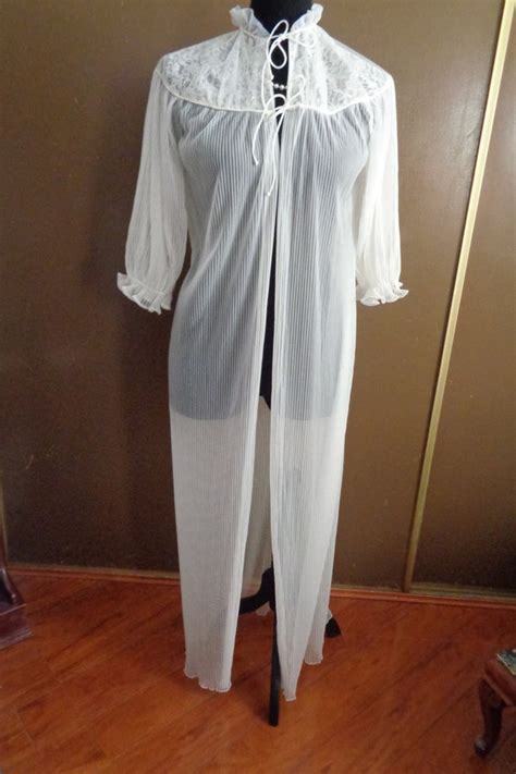 1960 Vintage Peignoir Nylon And Lace Gem