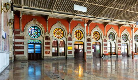 터키 이스탄불의 시르케치 철도 터미널의 역사적인 건물과 플랫폼 Istanbul Sirkeci Terminal에 대한 스톡 사진