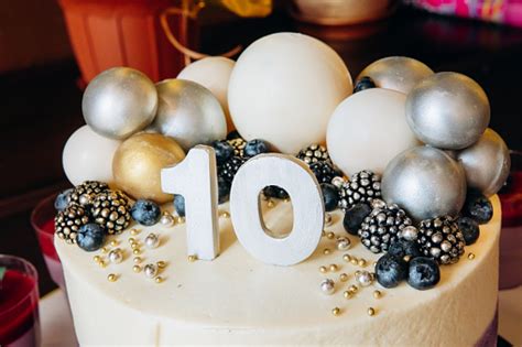 블루베리와 생일 케이크 레터링식 여러 가지 빛깔의 초콜릿 공 사탕 바 여러 가지 색젤리 딸기푸딩을 위한 과자의 구성 축하에 대한 스톡 사진 및 기타 이미지 Istock