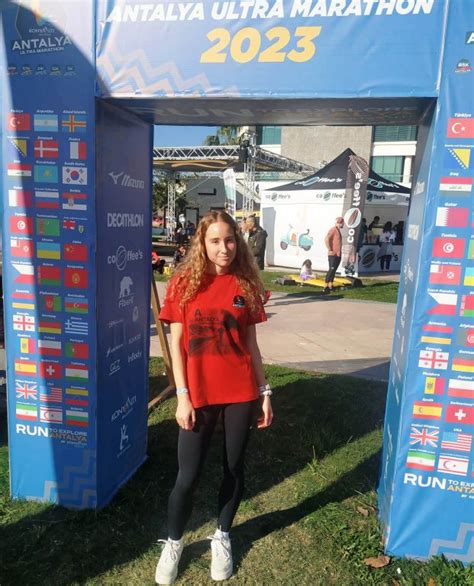 Foto Video Moș Crăciun I A Adus Atletei Medieșene Alexandra Hudea