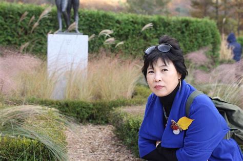 명순 괜찮은 척하며 사는거지 사람들은 제각각 괜찮은 척하며 살아가는 거지 괜찮은 사람은 아무도 없습니다 아프지 않은 척하며 살아내는 거지 아프지 않은 사람은