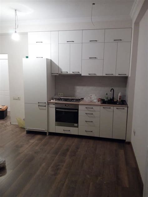 ოთახებს შორის მდფ ის კარებები და ავეჯი