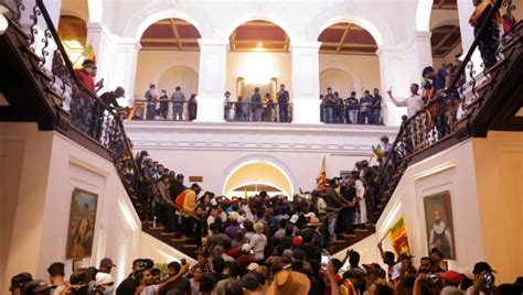 Watch Sri Lanka Protesters Chase Away President Iharare News