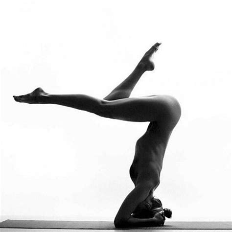 Naked Yoga La Tendencia Que Arrasa En Instagram Y En La Vida Real