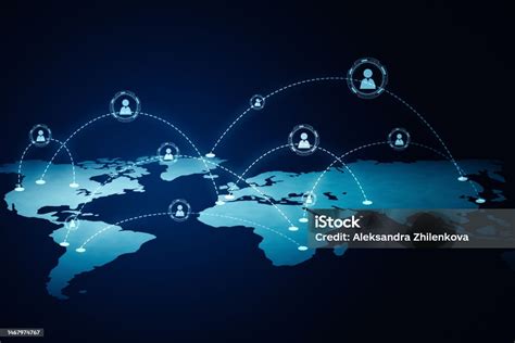 원격 작업 및 소셜 네트워크 개념에는 어두운 배경에 세계 지도 위에 떠 있는 점선으로 연결된 디지털 그래픽 사용자 기호가
