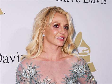 Britney Spears Cant Stop Posting Nudes On The Beach 1001 Wjrz