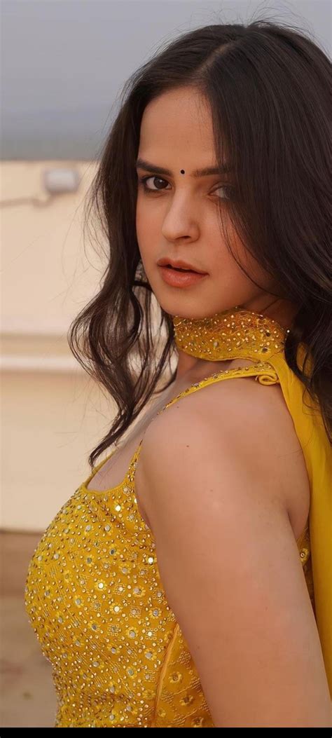 Chaato Sonu Ko Chaatna Shuru Kare Pehle Iske Hands Chikne Shoulders