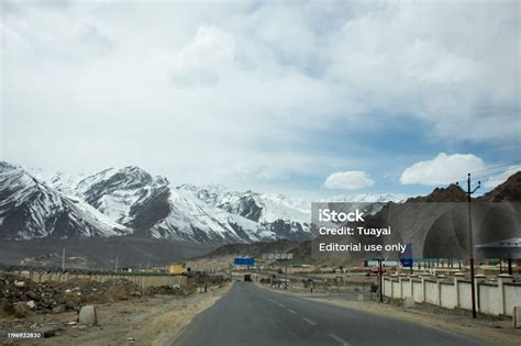 インドジャンムーカシミールのリーラダック高速道路のスリナガルレーラダック高速道路 アジア大陸のストックフォトや画像を多数ご用意 アジア