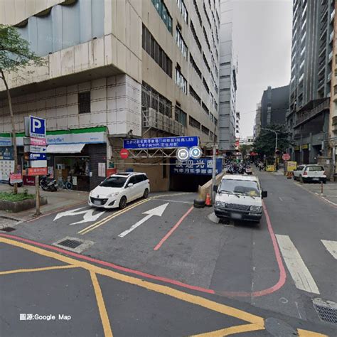 每日桃園 【轎車不進停車場 整排停入口斜坡占道】
