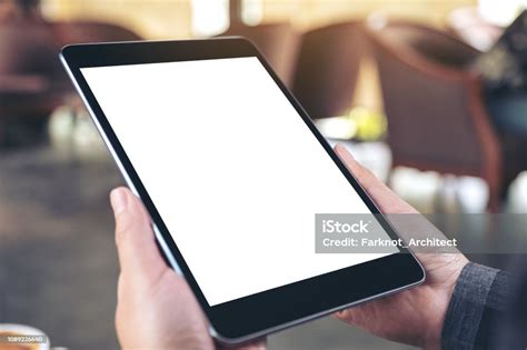 여자의 손을 잡고 검은와 태블릿 Pc 카페에서 나무 테이블에 커피 컵과 빈 화면 공란에 대한 스톡 사진 및 기타 이미지 공란 데스크탑 컴퓨터 디지털 태블릿 사용하기
