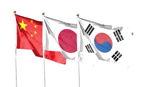 中国の国旗と日本と韓国の国旗曇り空を飛ぶ空に手を振る アイデンティティーのストックフォトや画像を多数ご用意 アイデンティティー