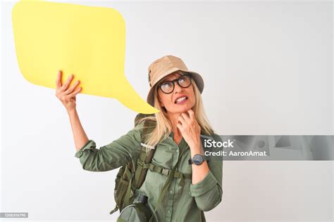 질문에 대해 생각 하는 고립 된 흰색 배경 심각한 얼굴 을 통해 연설 거품을 들고 매점 착용 수석 등산객 여자 매우 혼란 스러운 아이디어 개념에 대한 스톡 사진 및 기타