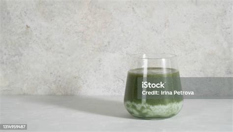 해독 음료 건강한 상쾌한 클로렐라 스피룰리나 칵테일 또는 스무디 한 잔 여름 비타민 상쾌한 음료 건강한 식단 슈퍼 푸드 공간을