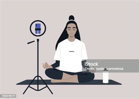 연꽃 요가 포즈 마음챙김 라이프스타일 개념 온라인 운동 장면에서 명상하는 젊은 차분한 아시아 캐릭터 Z세대에 대한 스톡 벡터