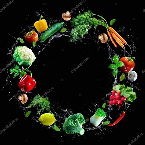 Surtido De Verduras Frescas Y Salpicaduras De Agua Sobre Fondo Negro