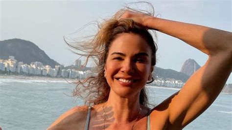 De biquíni Luciana Gimenez exibe corpo saradíssimo aos 51 anos