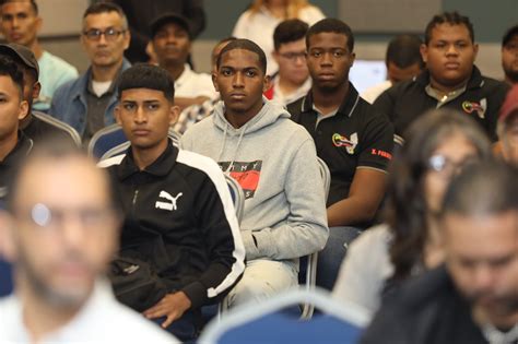 Instructores Y Participantes De Mecánica Automotriz Reciben Conferencia