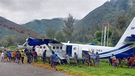 Pecah Ban Pesawat Sam Air Tergelincir Di Bandara Pattimura Ambon