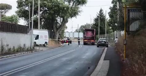Incidente In Via Trionfale A Roma Auto Si Scontra Con Un Camion Dell