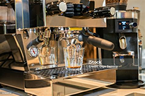 커피 한 잔을 양조하는 세련된 메탈릭 커피 에스프레소 만들기 강철에 대한 스톡 사진 및 기타 이미지 강철 금속 금속의 Istock