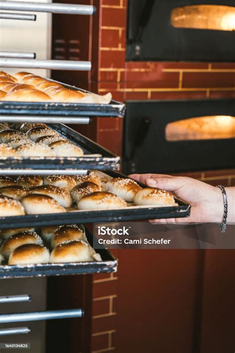 알아볼 수 없는 제빵사가 빵을 선반에 올려놓습니다 오븐에서 갓 구운 빵 빵 굽기 베이킹의 운송 건강한 생활방식에 대한 스톡 사진 및 기타 이미지 Istock