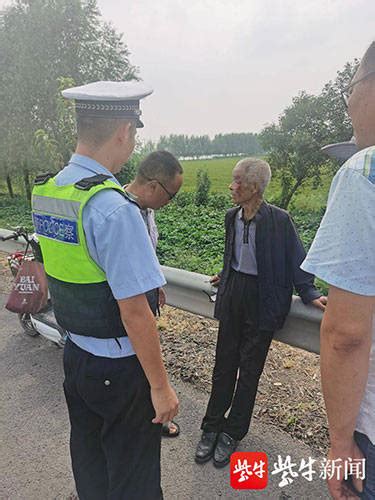 八旬老人摔倒路人不敢扶民警 我们来扶 老大爷