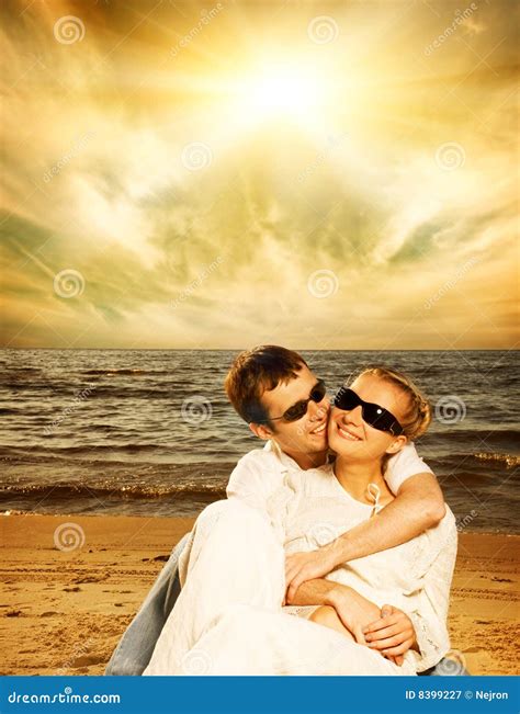 Paare In Der Liebe Auf Dem Strand Stockbild Bild Von Romantisch