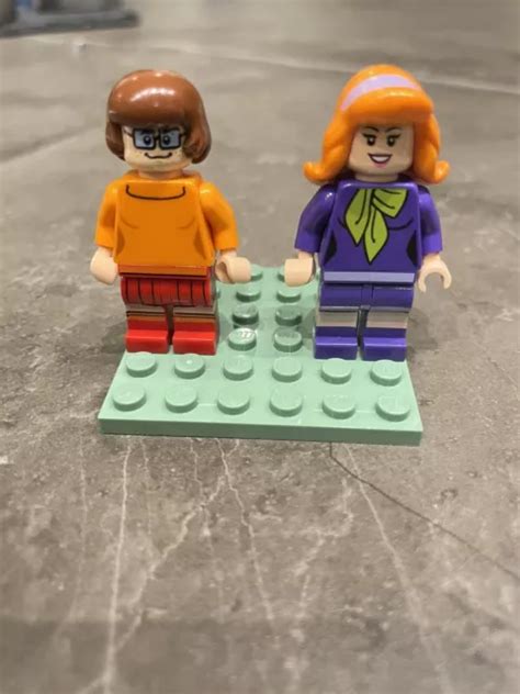 Lego Scooby Doo Velma Dinkley Scd005 And Daphne Blake Scd004 Minifigures
