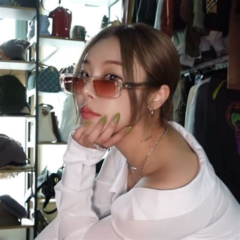 Pin Van D Op Jung Wheein