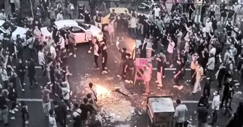 이란 군경 고의로 여성 시위자 얼굴 · 가슴 · 성기에 사격