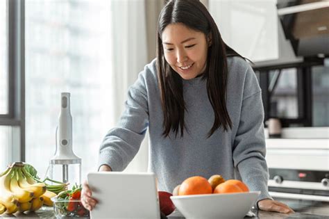 디지털 태블릿을 보면서 신선한 과일을 자르는 일본 여성 일본 민족에 대한 스톡 사진 및 기타 이미지 일본 민족 터키 20