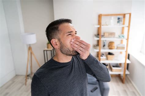 Mau Cheiro Ou Odor Do Ar Condicionado Foto De Stock Imagem De Cara