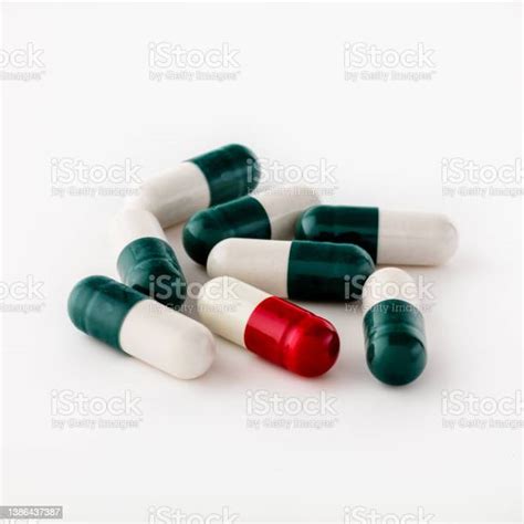 흰색 배경에 고립 된 몇 가지 빨간색 흰색과 녹색 흰색 알약 녹색에 대한 스톡 사진 및 기타 이미지 녹색 빨강 알약