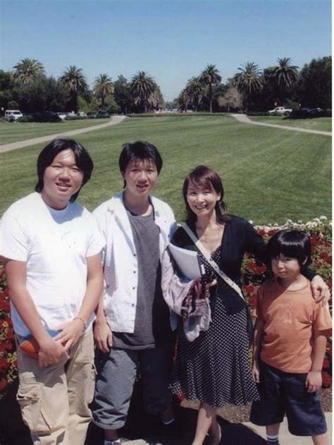 【写真】アグネス・チャンさんと3人の息子の家族写真：朝日新聞globe＋