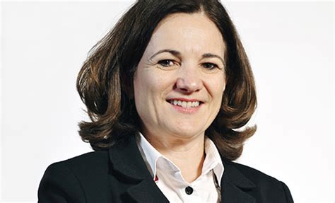 Mme Nicole Bourget Asc Se Voit Décerner Une Médaille Du 50e De L