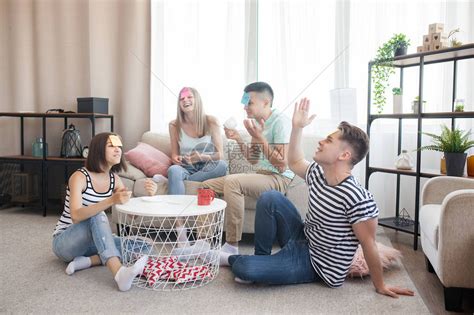 一群年轻人在室内玩游戏活跃的青年快乐微笑的人玩得开心高清图片下载 正版图片504027536 摄图网