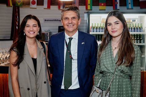 Embaixadora Britânica No Brasil Stephanie Al Qaq Oferece Happy Hour