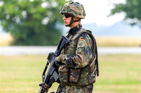 펠트 키 르 헨에서 독일 연방군의 일에 열 하루에 운동에 독일 군인 독일 연방군에 대한 스톡 사진 및 기타 이미지 독일