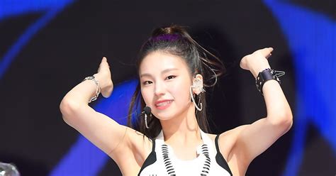 Itzy있지 예지 과감한 상의 무대 의상