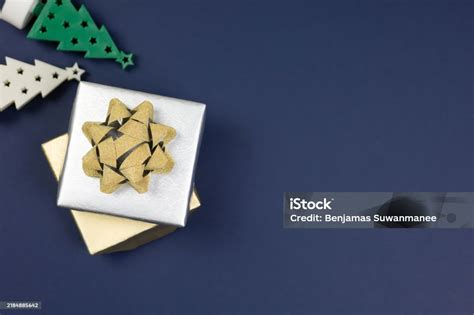 생일 축하 감사 축하 기념일 발렌타인 데이를 컨셉으로 진한 파란색 배경에 금 활이 있는 은색 선물 상자 위 0명에 대한 스톡 사진 및 기타 이미지 Istock