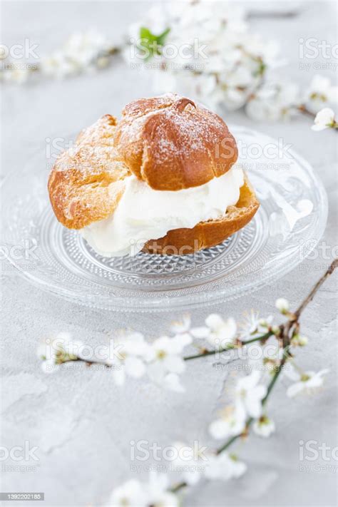 위에 휘핑 크림과 설탕 가루가있는 Choux Bun Choux 패스트리 디저트 프렌치 크림 퍼프 0명에 대한 스톡 사진 및 기타