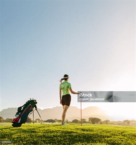 여름 날에 골프 코스에 재생 하는 여자 골퍼 골프에 대한 스톡 사진 및 기타 이미지 골프 여자 골프장 Istock