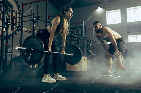 Colocar Joven Levantando Pesas Trabajando En Un Gimnasio Deporte
