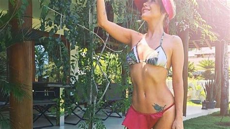 Cenapop Recém casada Luiza Possi exibe barriga chapada de biquíni e recebe elogios pela boa forma