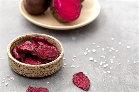 회색 배경에 그릇에 비트 뿌리 칩 건강한 야채 칩 채식주의자를위한 간식 0명에 대한 스톡 사진 및 기타 이미지 0명 감자 칩 건강한 생활방식 Istock