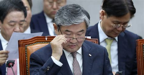 안경 착용하는 조태용 국가안보실장